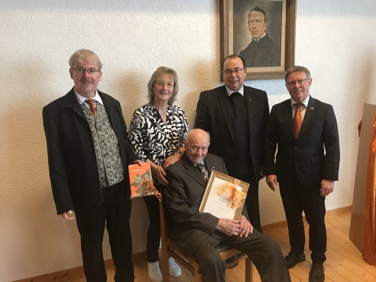 Seltene Ehrung für den sehr verdienten Ehrenvorsitzenden Karl Ellermann ...